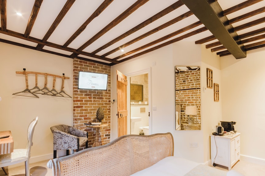 Experience Boutique Comfort Above The Powell Pub In Birchington. Stylish En-suite Rooms, Luxury Touches, And A Vibrant Pub Belowperfect For Business, Couples, Or Families. Book Your Coastal Escape Today! - Kent