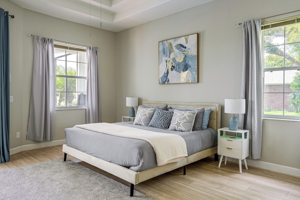 Game, Swim & Unwind: Lakeside Retreat Near Disney - Winter Haven, FL