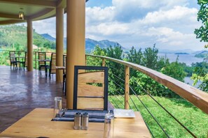 Quarto Duplo ou Twin de Luxo, varanda, vista para o lago | Terraço/pátio interior