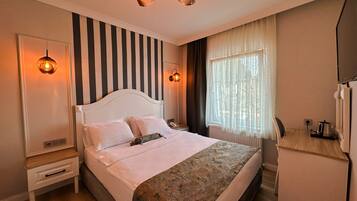 Quarto Clássico com Cama de Casal | Secretária, secretária adequada para computadores portáteis