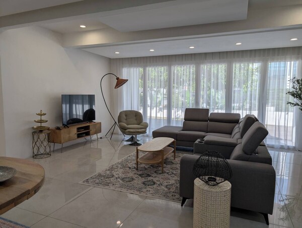 Luxury Tropical Bungalow In Damansara Golden Core - Kuala Lumpur