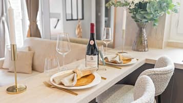Apartamento luxo, vista para o pátio | Sala de jantar