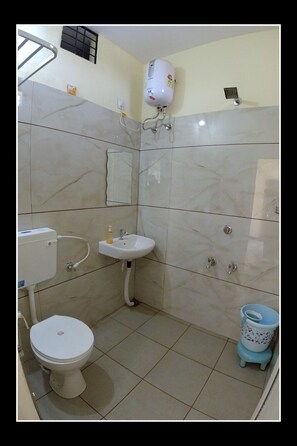 Quarto Deluxe | Casa de banho | Um polibã, um secador de cabelo, chinelos, toalhas fornecidas