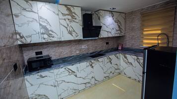 Geladeira, micro-ondas, lava-louças