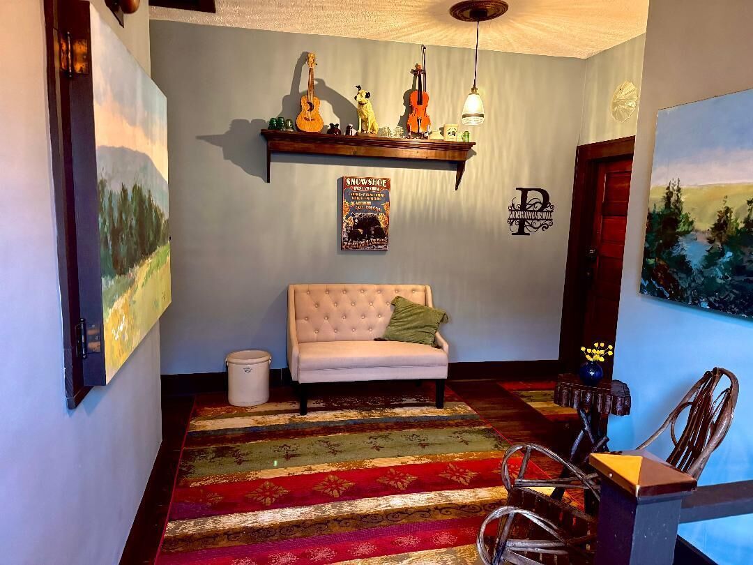 Greenbrier Suite @ The Electric Moon Inn. Your Perfect Getaway. - Hillsboro, WV