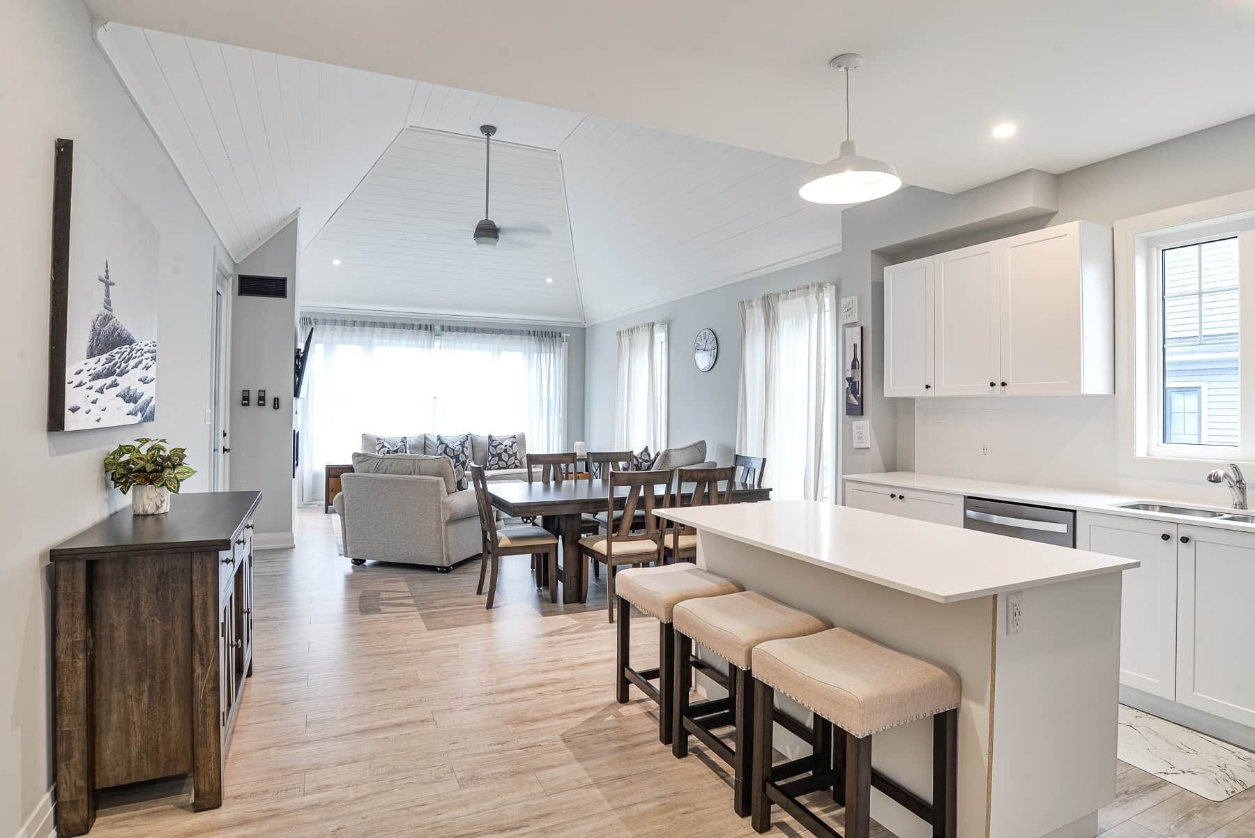 Cozy And Bright 5 Br Lake Rosseau Cottage W/ Great Views, Pool And Beach Access! - Muskoka