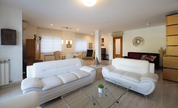 Apartamento (3 Bedrooms) | Área de estar | TV, DVD player, livros