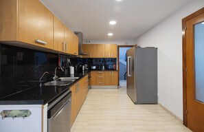 Apartamento (3 Bedrooms) | Cozinha privada | Geladeira, micro-ondas, fogão, chaleira elétrica