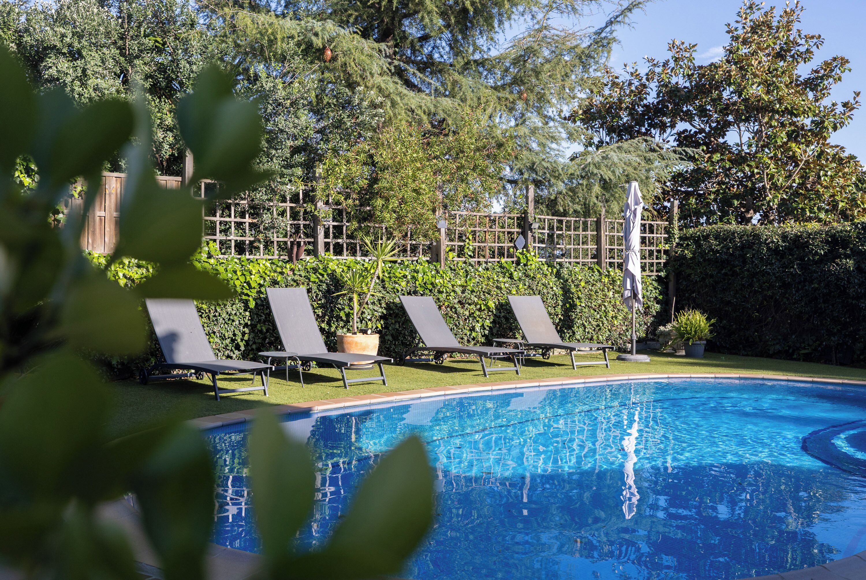 Piscina exterior, guarda-sóis, espreguiçadeiras 