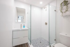 Estúdio Básico, vista para o oceano | Casa de banho | Um secador de cabelo, toalhas fornecidas, sabão, champô 