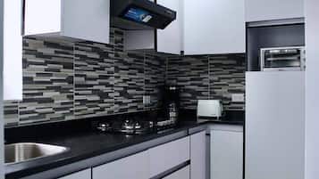 Apartamento Comfort, vista para a piscina | Cozinha privada | Um frigorífico/congelador grande, um forno, uma placa de cozinha