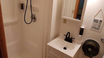 Quarto standard | Banheiro | Chuveiro, secador de cabelo, toalhas de banho, sabonete