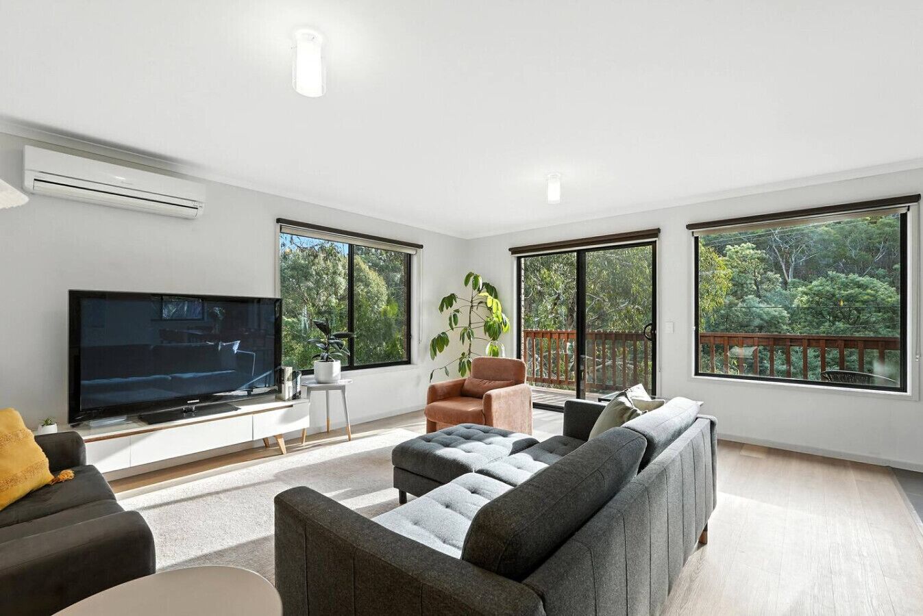 Tranquil Bush Outlook Near City - Hobart