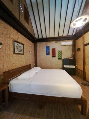 Quarto, 1 cama queen-size, não fumadores | Secretária, Wi-fi grátis 