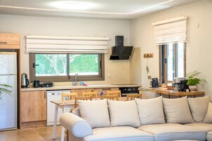 Villa Deluxe, vista para o pátio | Sala de estar | Base para iPod, base para leitor de MP3 