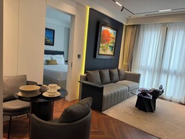 Suite-Estúdio de Luxo | Cofre no quarto, cortinas/cortinados opacos, Wi-fi grátis 