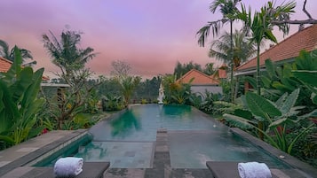 Piscina externa, guarda-sóis, espreguiçadeiras