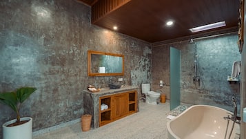 Suíte luxo, vista para o jardim | Banheiro | Secador de cabelo, chinelos, toalhas de banho, sabonete
