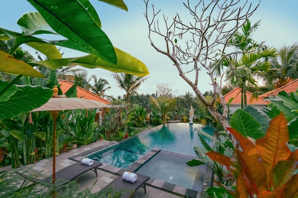 Piscina externa, guarda-sóis, espreguiçadeiras