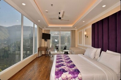 Claret inn by Lawrence Hotels