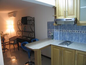 Estúdio Standard, varanda, vista para a piscina | Cozinha privada | Um frigorífico/congelador grande, um micro-ondas, uma placa de cozinha