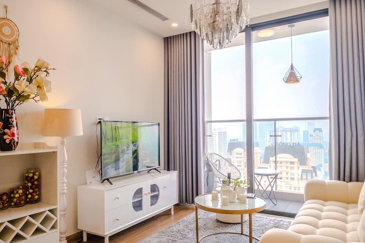 Apartamento luxo, sacada, vista para a cidade | Área de estar | Smart TV 40 polegadas com canais digitais