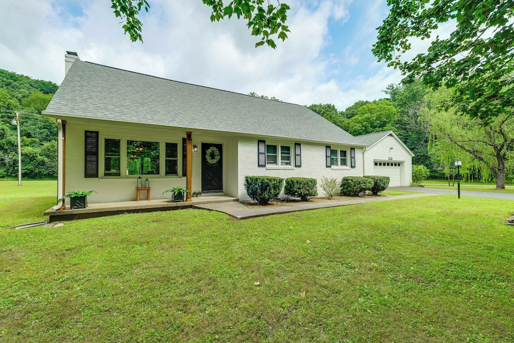 Alleghany Mountain Cottage W/ Porch & Backyard - White Sulphur Springs, WV