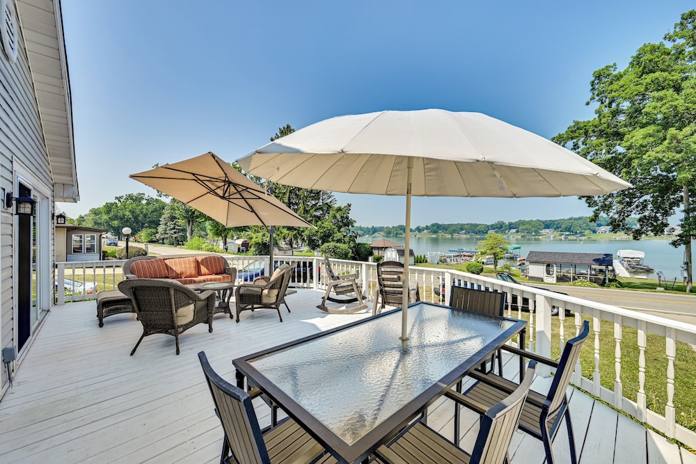 Dock & Kayaks: Lake-view Home, 29 Mi To Notre Dame - Elkhart, IN