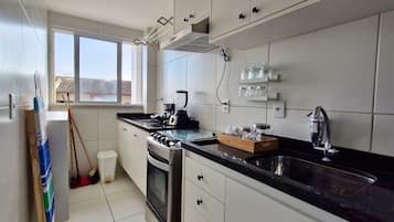 Apartamento básico | Cozinha privada | Geladeira, micro-ondas, fogão, cooktop