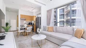 Apartamento de Luxo, vista para o canal | Sala de estar | Smart TV de 65 polegadas com canais por cabo