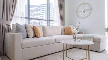 Apartamento superluxo, vista para a cidade | Área de estar | Smart TV 65 polegadas com canais a cabo