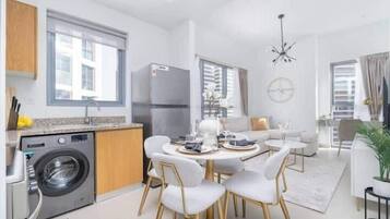 Apartamento superluxo, vista para a cidade | Opções para refeição no quarto