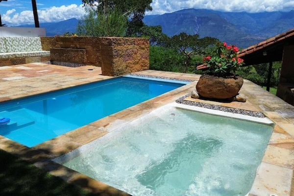 Piscina exterior, espreguiçadeiras