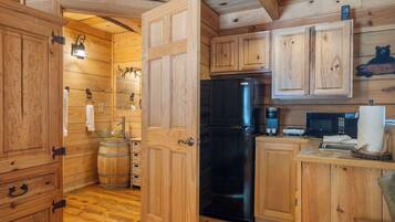 Cabine, 1 cama queen-size e sofá-cama, banheira de hidromassagem grande (Antlers Lodge) | Cozinha privada | Um frigorífico, um micro-ondas, uma cafeteira/bule