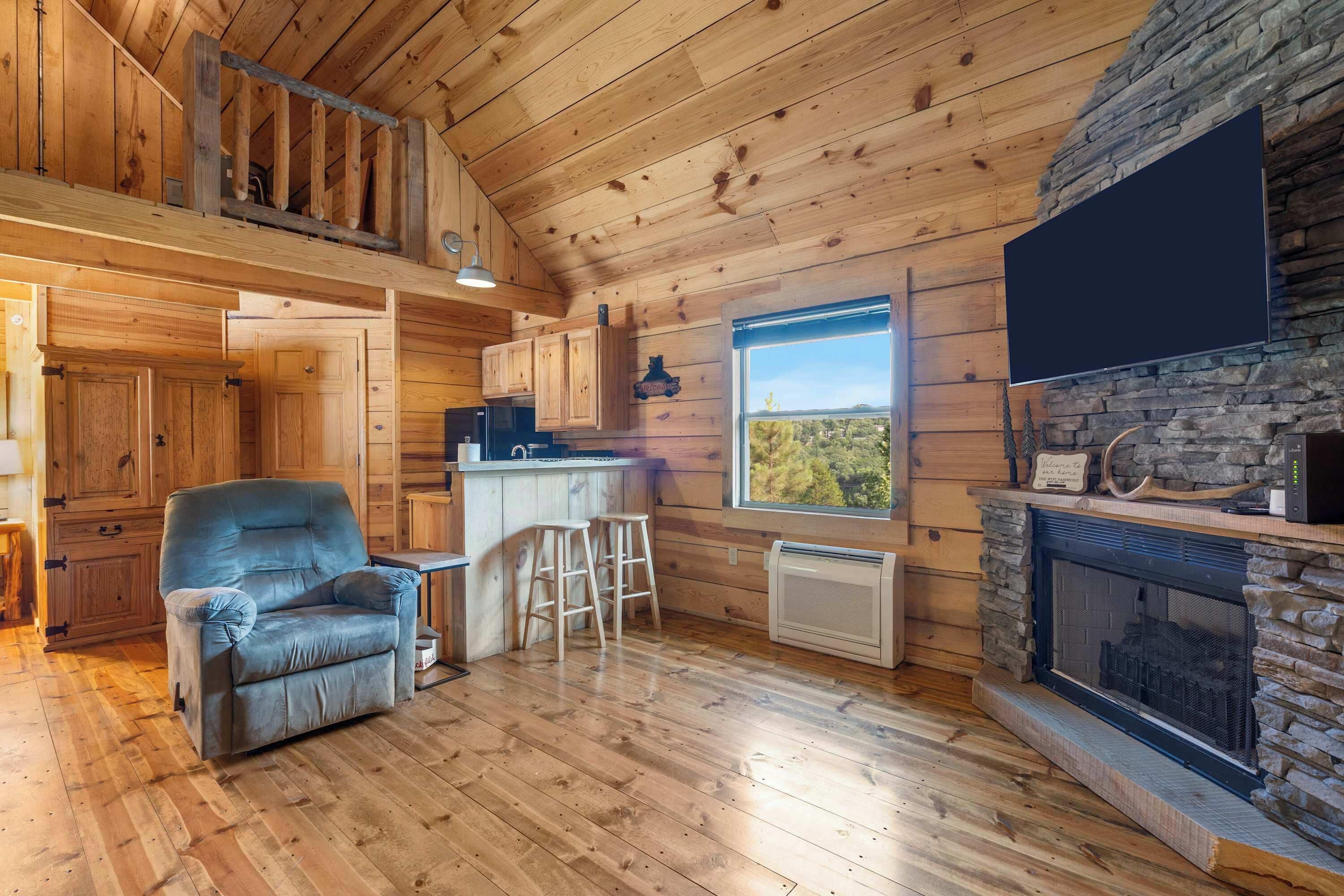 Cabine, 1 cama queen-size e sofá-cama, banheira de hidromassagem grande (Antlers Lodge) | Sala de estar | Televisor de ecrã plano de 42 polegadas com canais digitais, lareira 