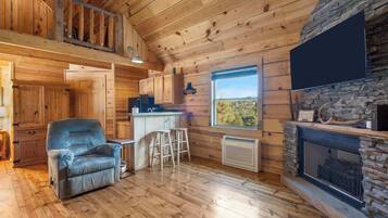 Cabine, 1 cama queen-size e sofá-cama, banheira de hidromassagem grande (Antlers Lodge) | Sala de estar | Televisor de ecrã plano de 42 polegadas com canais digitais, lareira