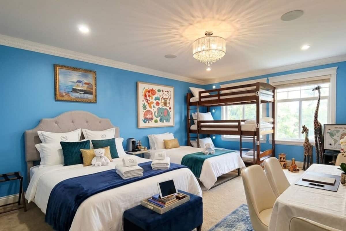 Suíte família, várias camas, micro-ondas, vista para o jardim | Roupas de cama premium, escrivaninha, espaço de trabalho para notebook