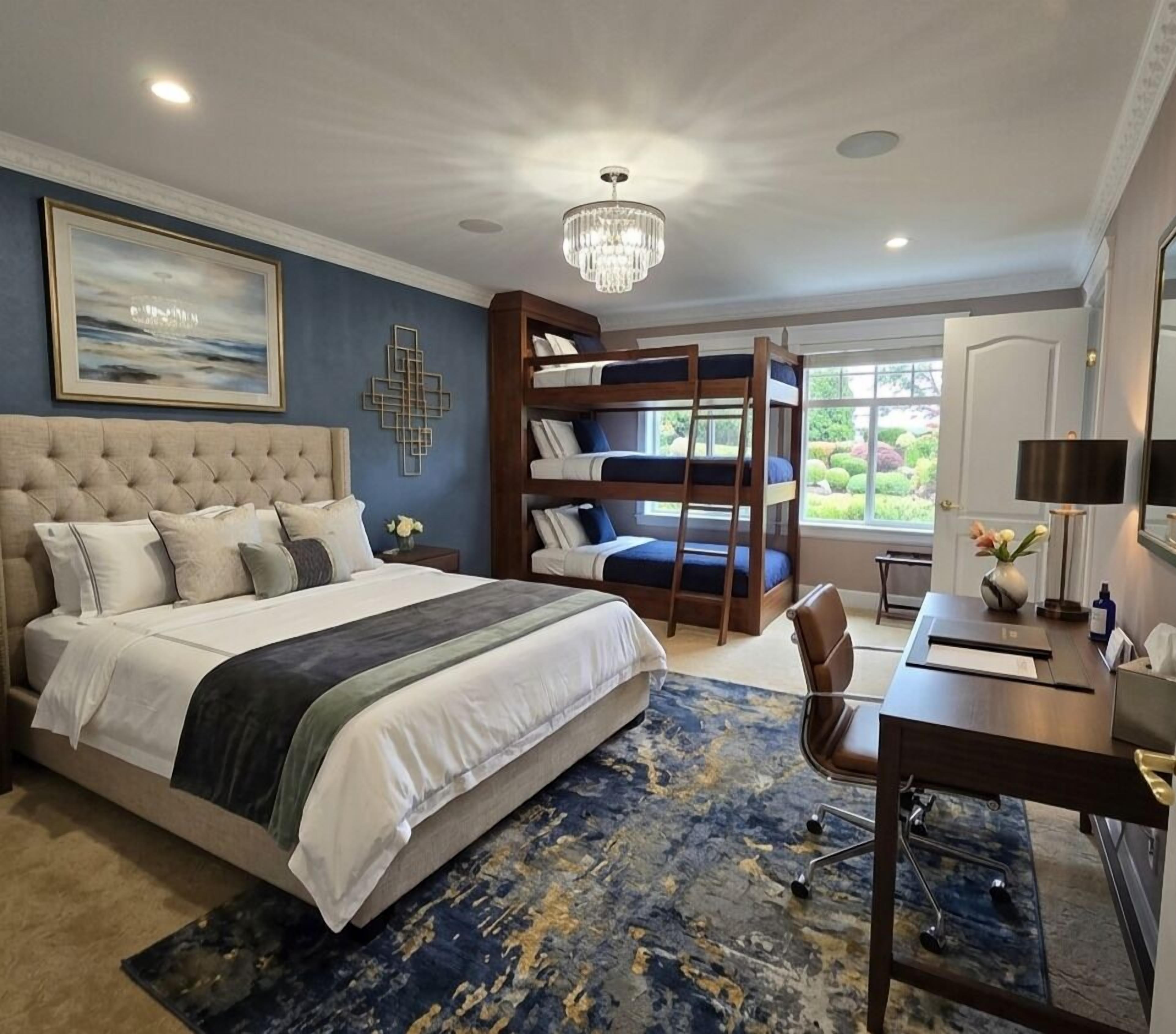 Suíte família, várias camas, micro-ondas, vista para o jardim | Individualmente decorados, individualmente mobiliados, escrivaninha