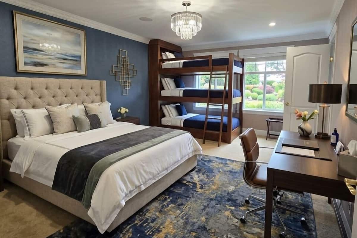 Suíte família, várias camas, micro-ondas, vista para o jardim | Individualmente decorados, individualmente mobiliados, escrivaninha