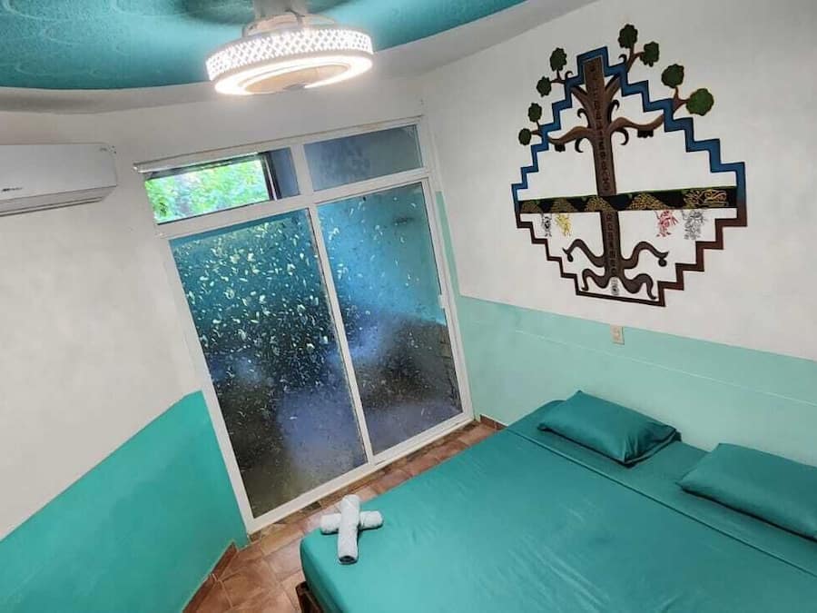 Quarto casal conforto, varanda | Frigobar, Wi-Fi de cortesia