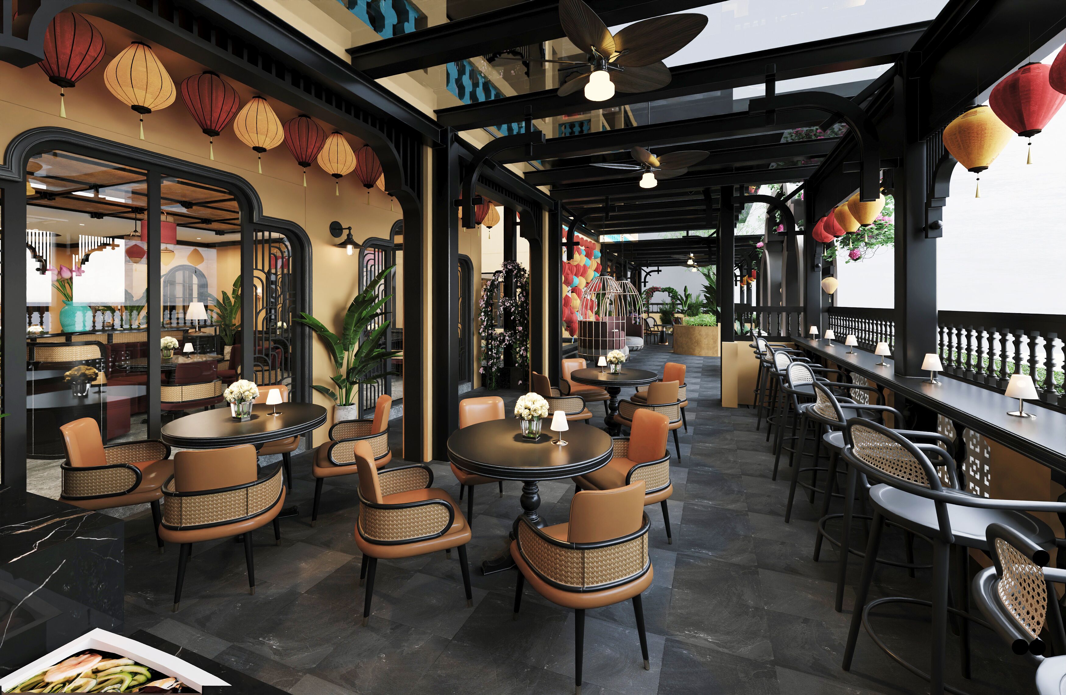 Um espaço de refeições interno com mesas redondas e cadeiras de vime, um bar com banquetas e lanternas decorativas.