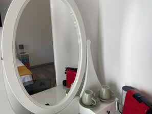Cofres nos quartos, escrivaninha, espaço de trabalho para notebook