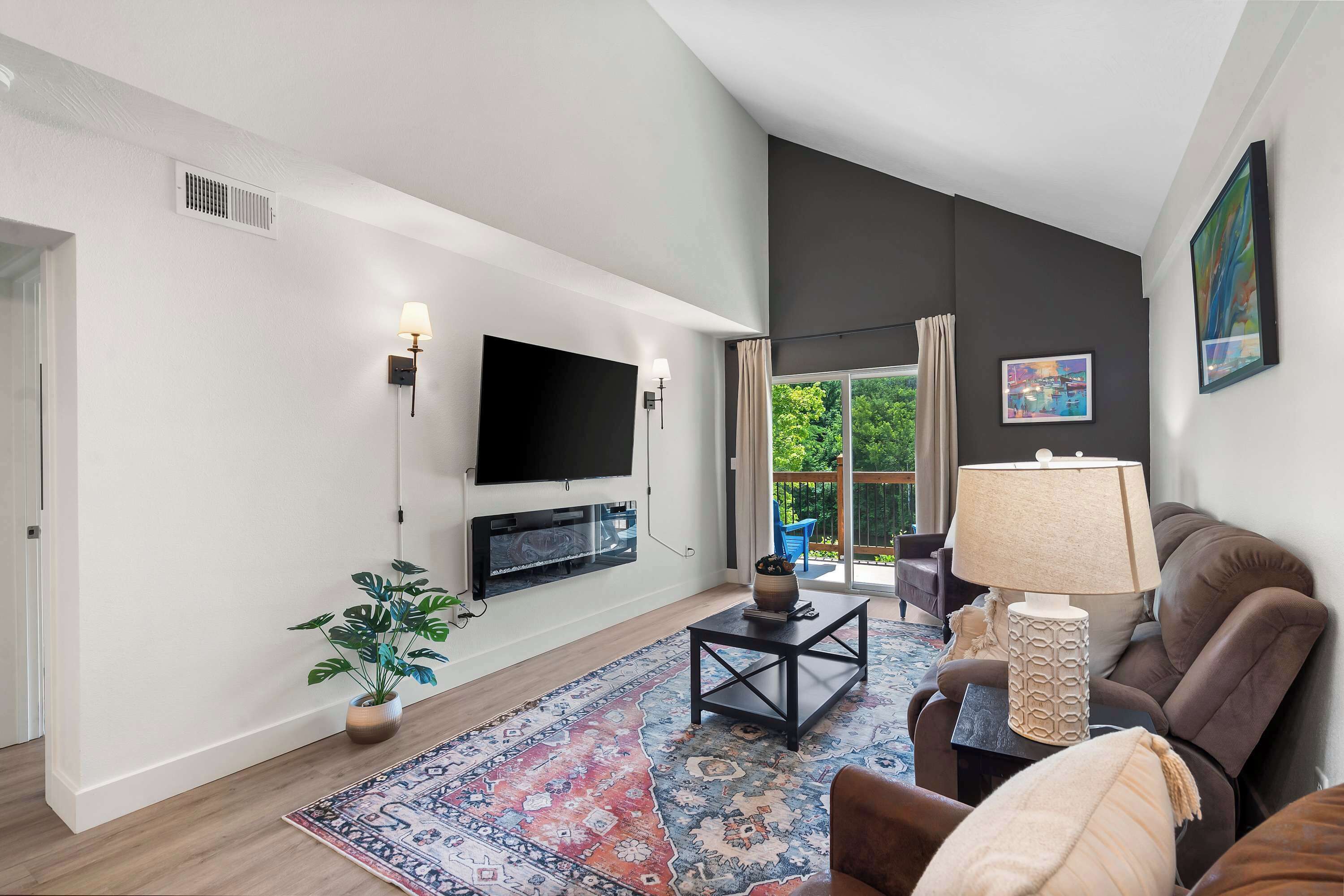 Apartamento em Condomínio Fechado, várias camas, varanda (Creekside Near the Landing) | Sala de estar | Televisor de ecrã plano de 42 polegadas com canais digitais 