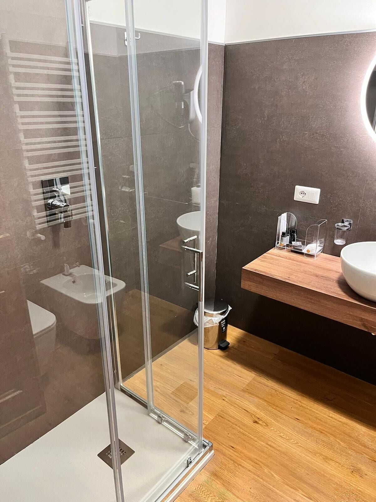 Quarto Twin | Casa de banho | Artigos de higiene pessoal grátis, um secador de cabelo, chinelos 