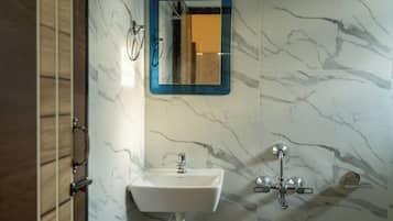 Quarto luxo | Banheiro | Chuveiro, toalhas de banho, sabonete, shampoo