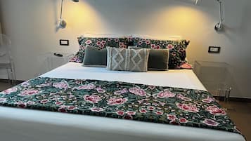 Quarto casal, vista para a cidade | Espaço de trabalho para notebook, Wi-Fi de cortesia, roupa de cama