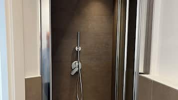 Quarto casal, vista para a cidade | Banheiro | Chuveiro, chuveiro com efeito de chuva, secador de cabelo, bidê