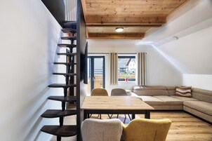 Apartamento com design assinado | Área de estar | Brinquedos, pisos aquecidos
