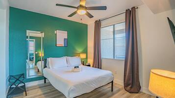 Apartamento Executivo, 1 quarto, varanda, vista para a piscina | Secretária, secretária adequada para computadores portáteis