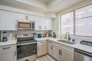 Apartamento de Luxo, 1 quarto, não fumadores, vista para a piscina | Cozinha privada | Um frigorífico/congelador grande, um micro-ondas, um forno